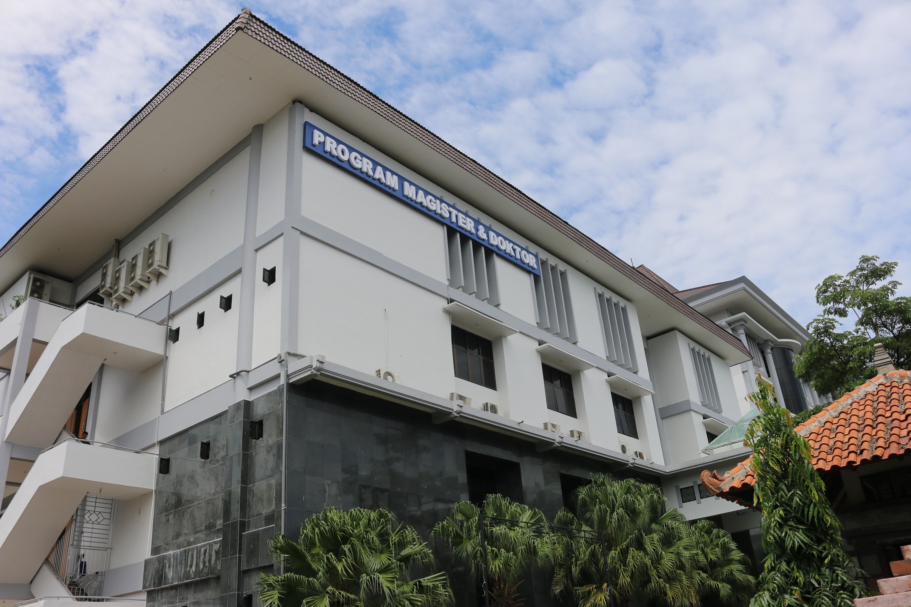 Gedung dan Ruang Kuliah – Magister Manajemen Pendidikan Tinggi