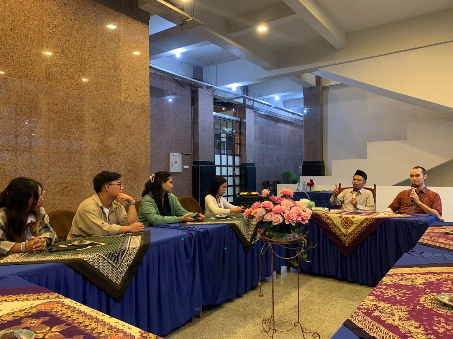 (Spec. Report) Kenalkan Budaya Islam, Mahasiswa Inbound Kunjungi Masjid ...